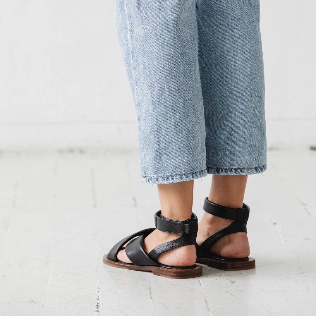 The Comfort Sandal [Black] – E I T H E R / O R